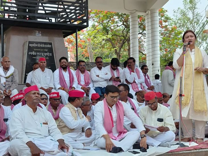 Protest against attack on SP MP in Ghazipur