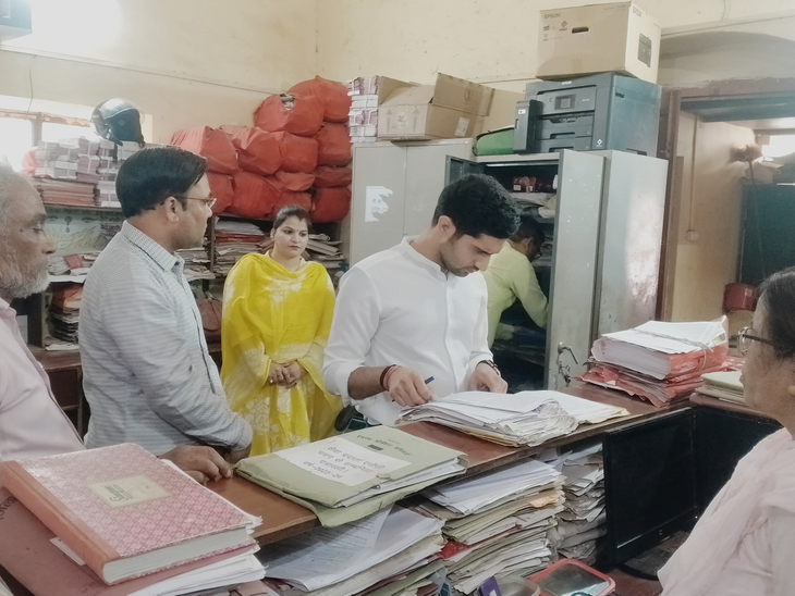 Varanasi News Major action by CDO, three employees of Probation Office ...