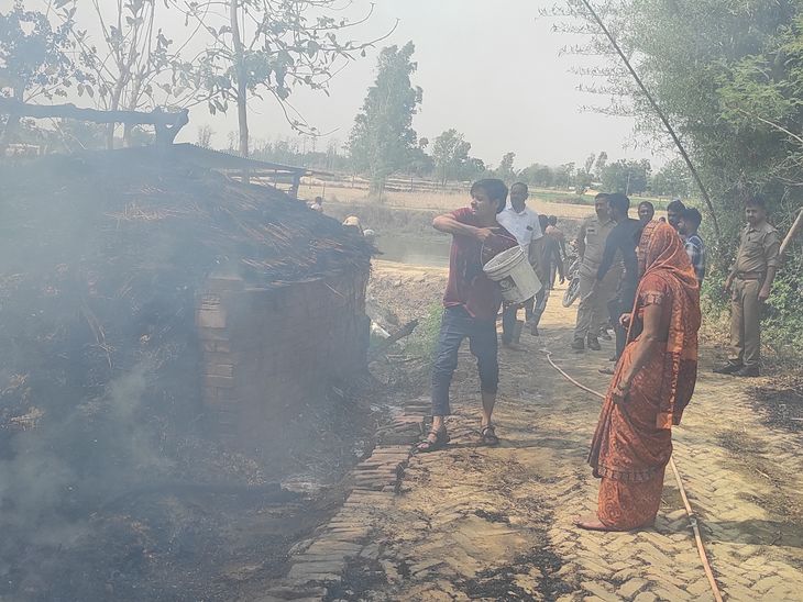 Thatched roof caught fire in Wazirganj | वजीरगंज में छप्पर में लगी आग ...