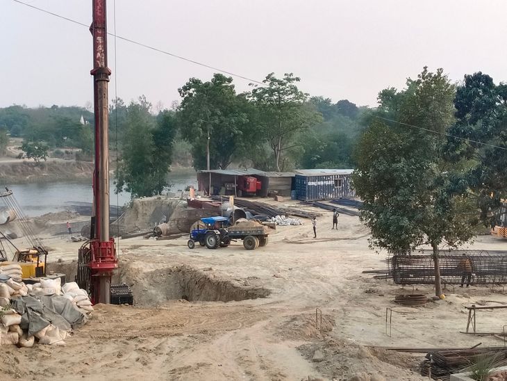Construction of new bridge on Gomti river started
