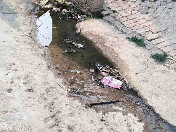 The plight of drains in Darauli | दरौली में नालियों की दुर्दशा: सड़कों ...