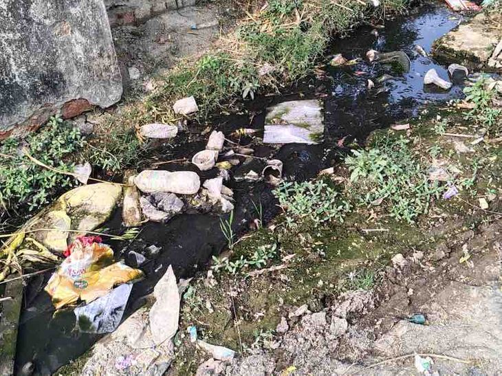 Sanitation system in bad condition in Darauli village | दरौली गांव में ...