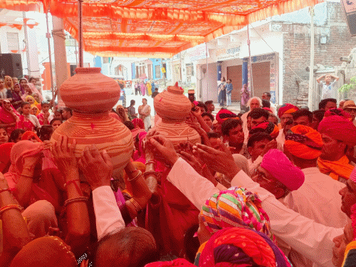Installation of golden urn on Charbhuja Nath and Bholenath temple ...