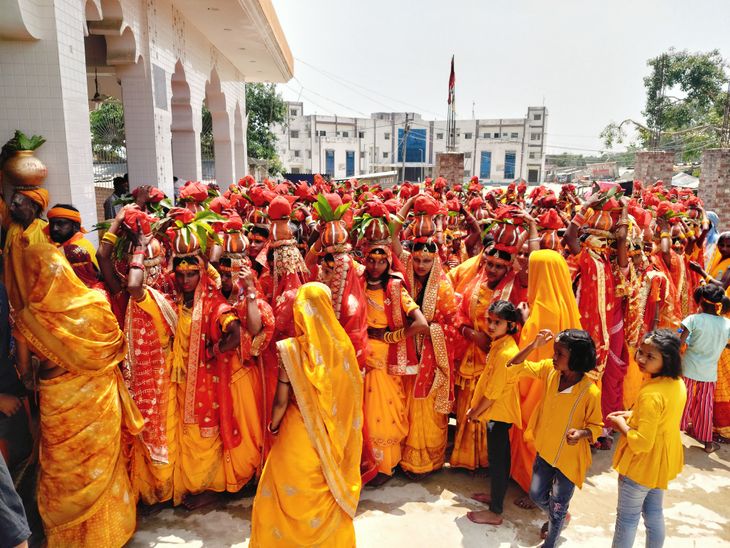 A huge crowd of villagers gathered in the Kalash Yatra which started ...