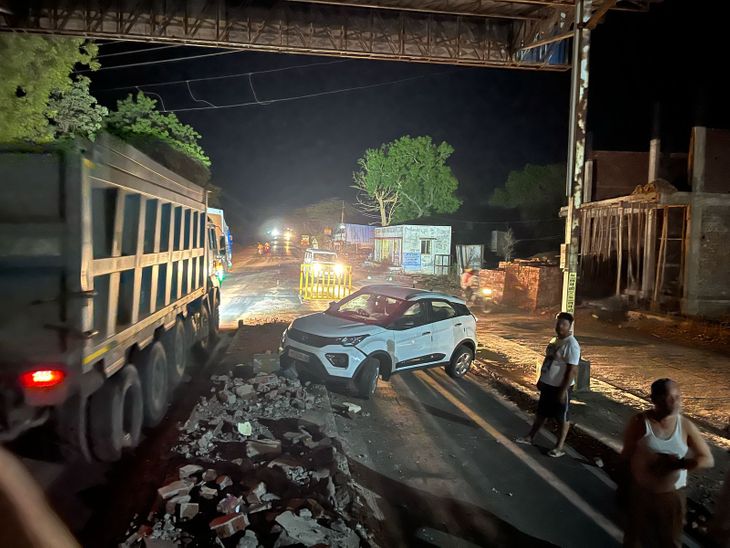 The car went out of control and hit the pillar | अनियंत्रित होकर पिलर ...