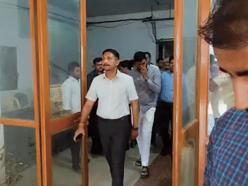 Lucknow DM arrived 3 hours late in Samadhan Diwas