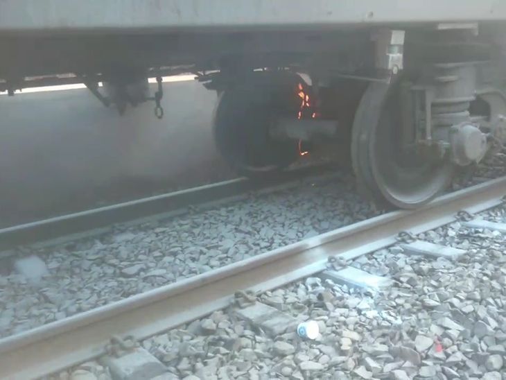 Smoke erupted in Poorva Express on Delhi-Howrah route | दिल्ली-हावड़ा ...