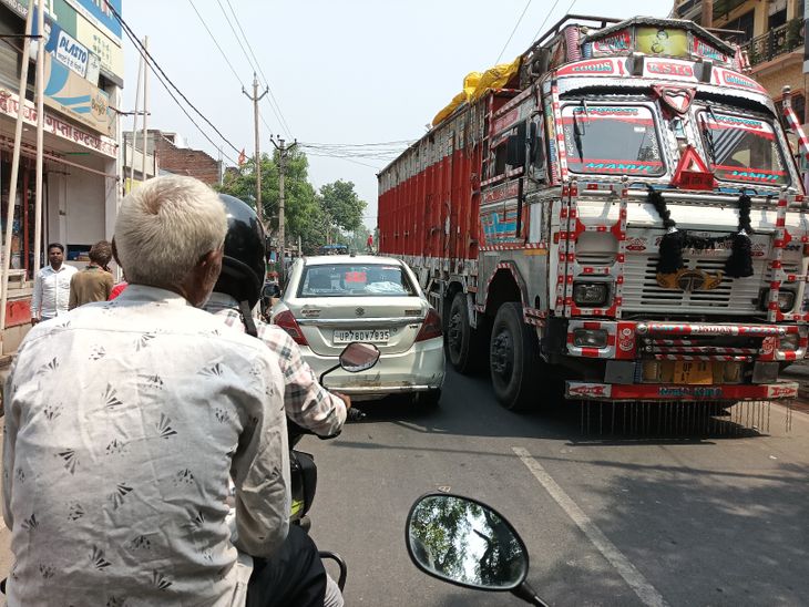 Crowd of vehicles on Kothawan Beniganj Road | कोथावां बेनीगंज रोड पर ...