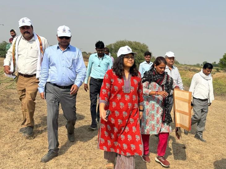Progress of farm pond scheme in Kanpur CDO inspected the construction ...