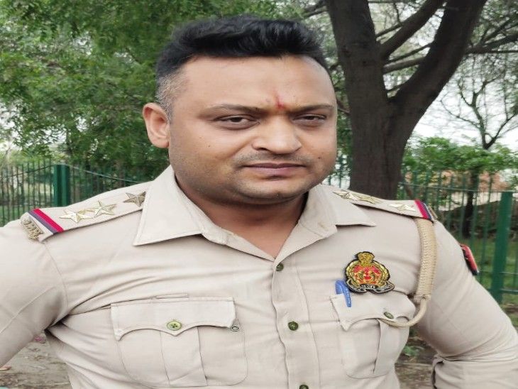 Mathura police arrested fake inspector | मथुरा में फर्जी इंस्पेक्टर ...