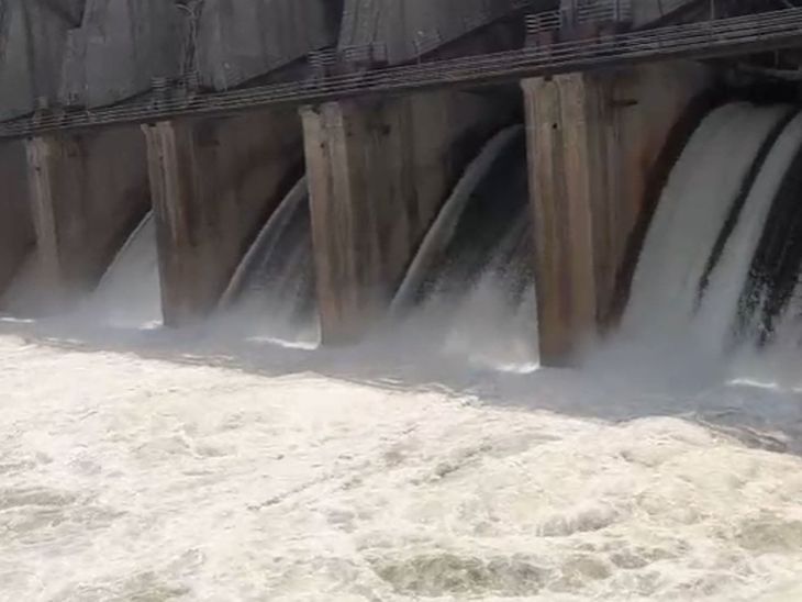 4 gates of Rajiv Sagar Dam opened in Balaghat | बालाघाट में राजीव सागर ...
