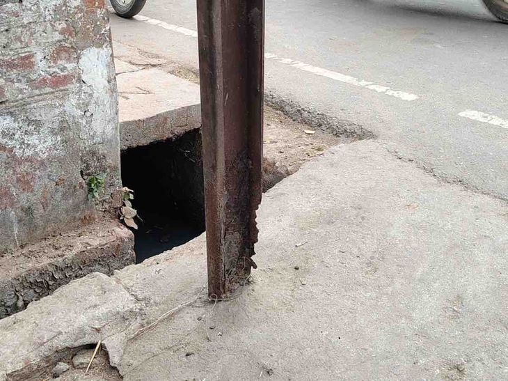 Danger from dilapidated electric poles in Dariyabad