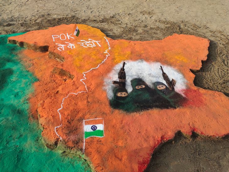 Artist made a map of Kashmir on the sand of Sangam