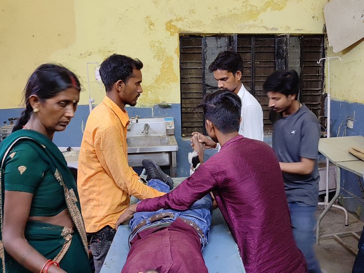 Bike fell into a pit after colliding with a culvert in Duddhi | दुद्धी ...