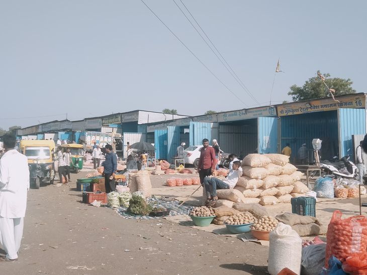 Waiting for the new vegetable market in Dhar