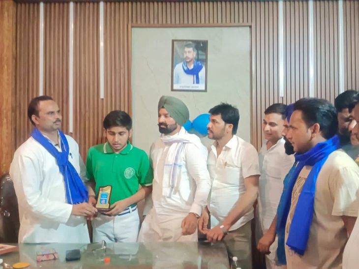 MP Chandrashekhar Azad honored the students | सांसद चंद्रशेखर आजाद ने ...