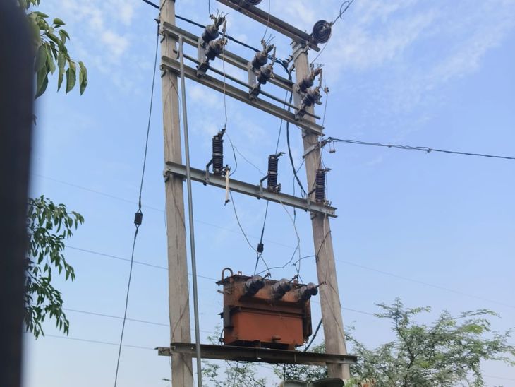 There is no electricity in Adhaura village for 40 hours | अधौरा गांव ...