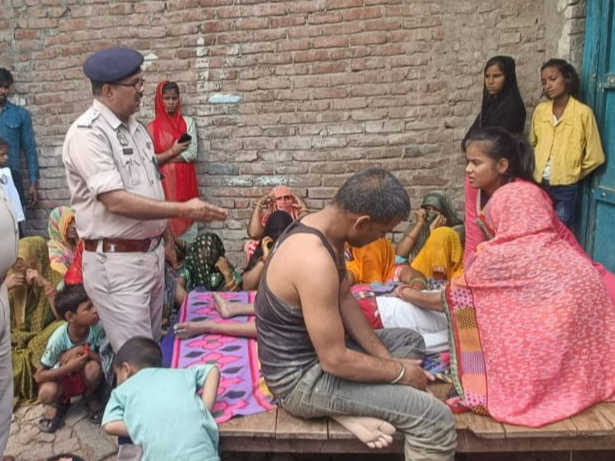 A minor died after being buried under soil in Karhal | करहल में मिट्टी ...