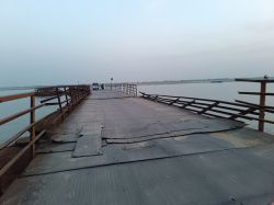 The broken railing of the bridge is inviting an accident | पुल की ...