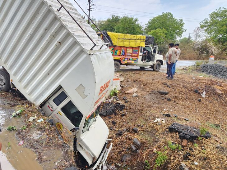 Mini parcel truck fell into a ditch in Mandsaur