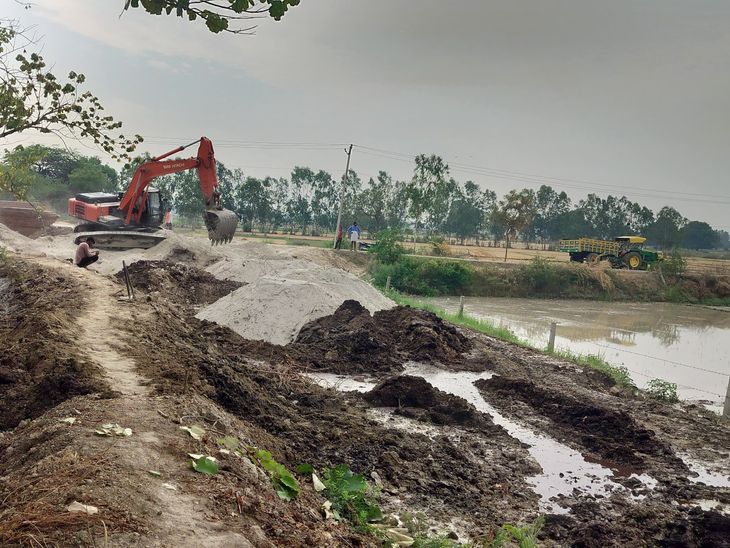 Waterlogging in Bahru village due to Sharda canal cut
