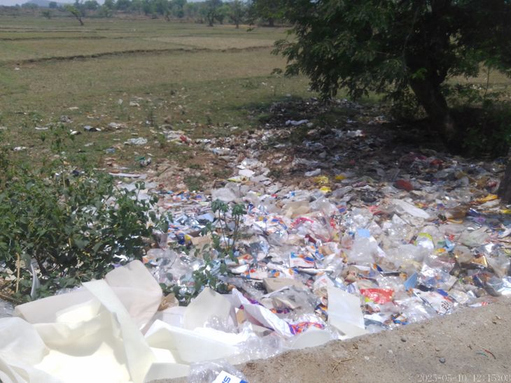 Garbage spread on roads and fields in Babhani market | बभनी बाजार में सड़कों और खेतों में फैला ...