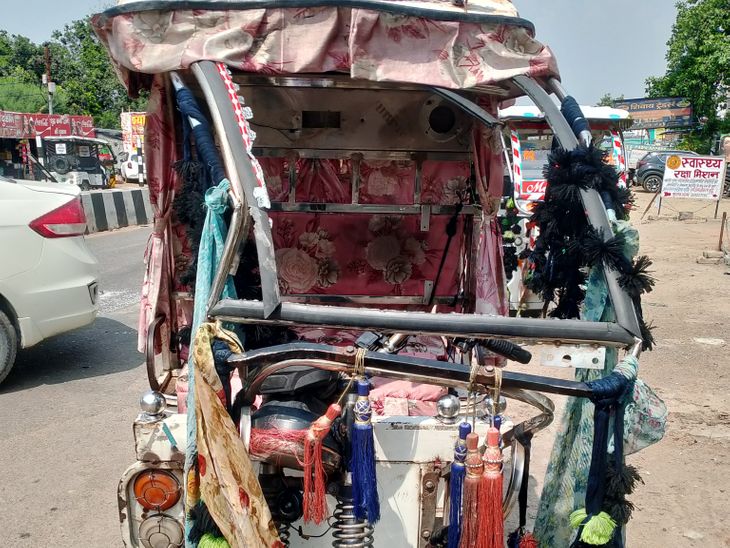 An auto rickshaw full of school girls overturned in Lucknow | लखनऊ में ...