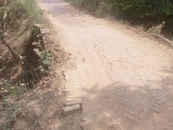 Danger from dilapidated culvert between two villages | दो गांवों के बीच ...