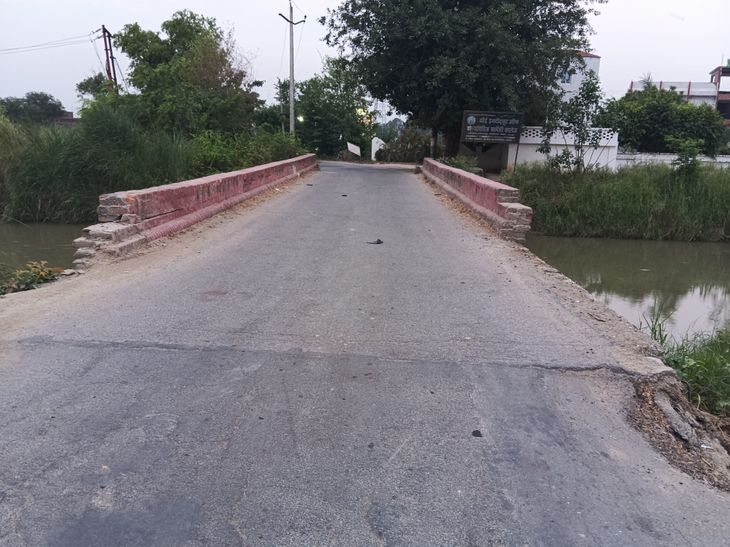 The culvert of Sharda canal broke in Akbarpur | अकबरपुर में शारदा नहर ...