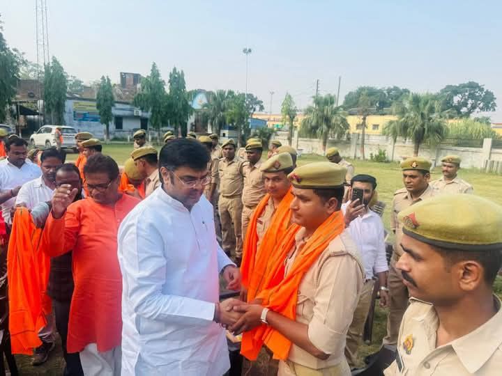 Special honor of PAC jawans in Shohratgarh | शोहरतगढ़ में पीएसी जवानों ...