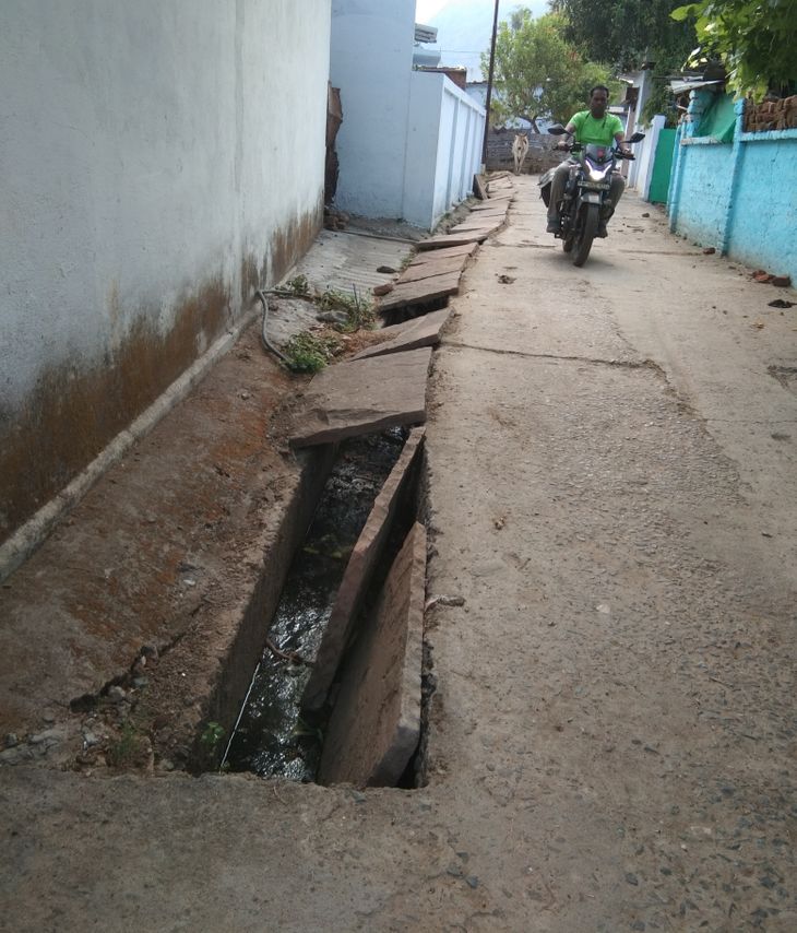 The flooring laid on the drain fell into the drain, people had trouble ...