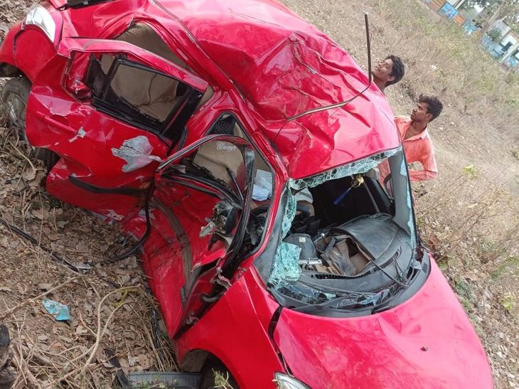 The car returning from the wedding procession collided with a tree in ...