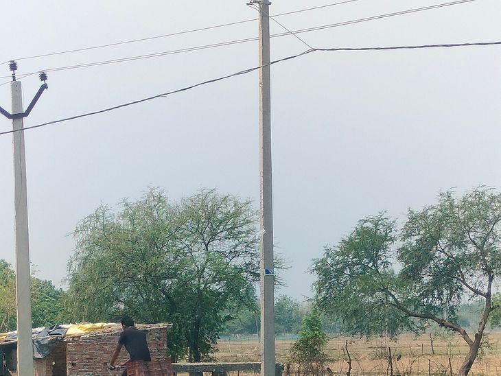 dilapidated electric wires in Jahandih