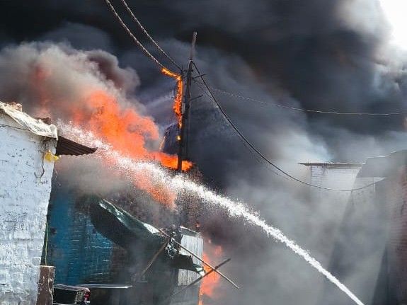 See Kanpur fire in 10 pictures | 10 तस्वीरों में देखिए कानपुर की आग: गल्ला मंडी की 50 दुकानें धू ...