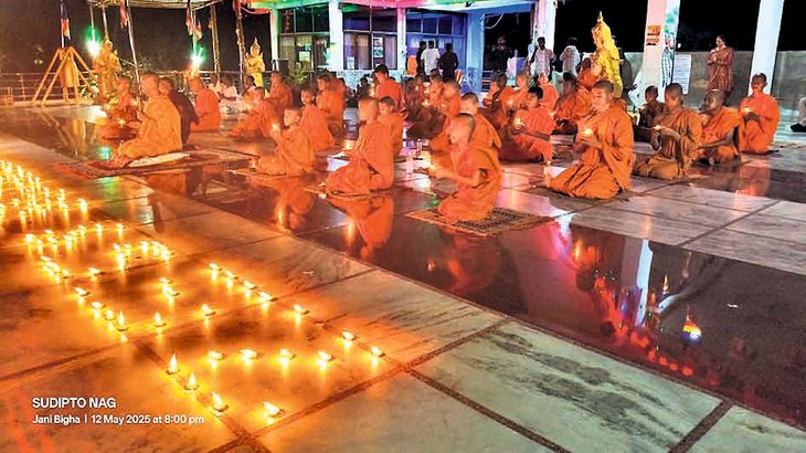 Buddhist monks lit candles and prayed for the peace of the soul of the ...
