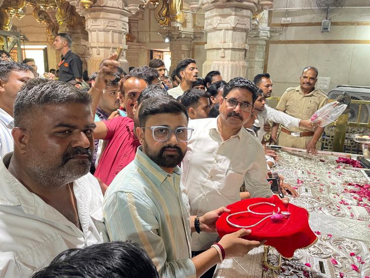 A silver stethoscope was presented to Sanwalia Seth | सांवलिया सेठ को चांदी का स्टेथोस्कोप भेंट ...