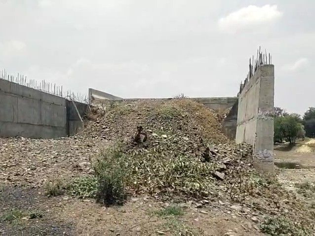 The incomplete bridge on the Lakhundar river became a problem | जादमी-भदोनी के बीच लखुंदर पर ...