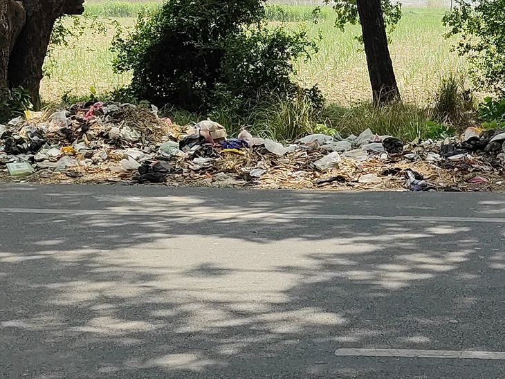 Foul smell emanating from the garbage dump on the roadside | सड़क ...