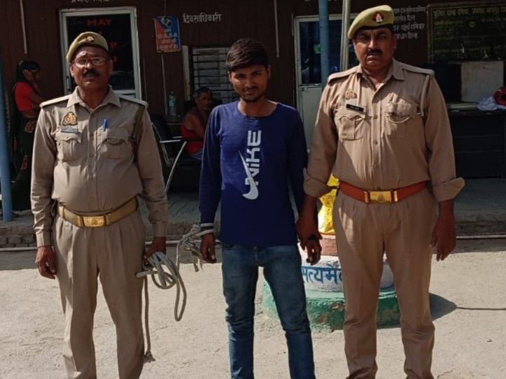 The accused who stole from a mobile shop was arrested | मोबाइल दुकान से ...