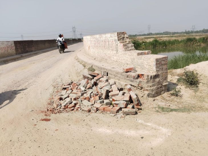 Danger from broken railing of canal bridge in Bindaganj
