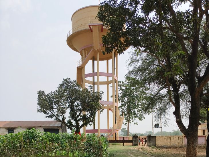 Water tank lying idle in Badkharia for 7 years | बड़खड़िया में 7 साल से ...