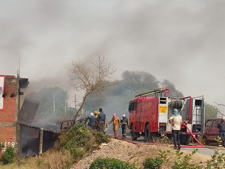 Fire in car garage in Kanpur 12 CNG cars burnt