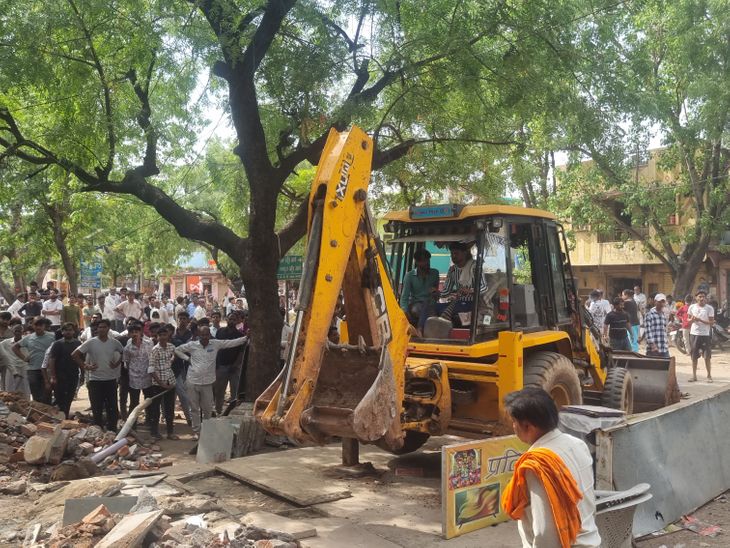 Houses of 16 Dalit families demolished in Garoth | गरोठ में 16 दलित ...