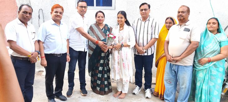 Risali Mayor Shashi Sinha honored student Reha | रिसाली की मेयर शशि ...