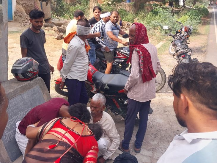 Bike collided with the entrance gate in Unnao | उन्नाव में प्रवेश द्वार ...