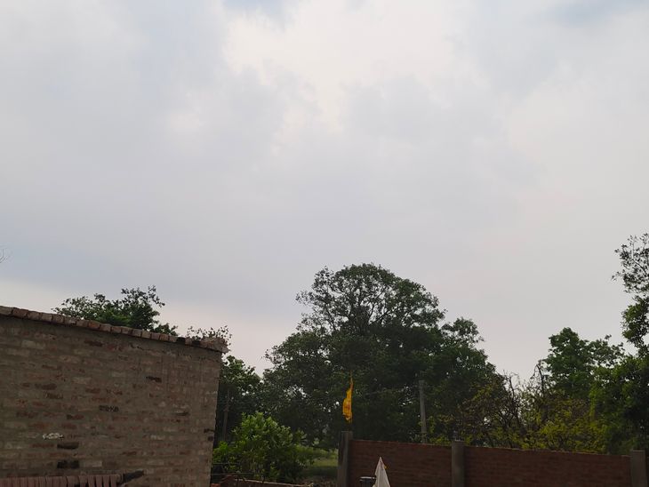 Darkness prevailed during the day in Shivpur Bairagi | शिवपुर बैरागी ...