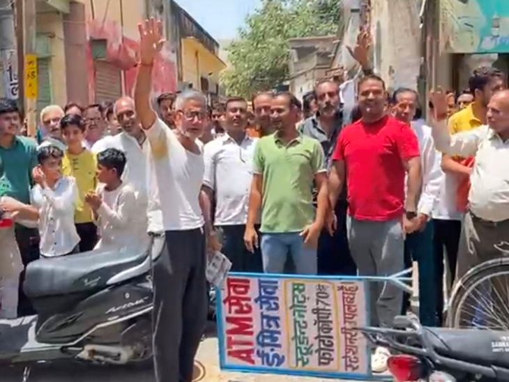 People troubled by power cuts protest in Churu | चूरू में बिजली कटौती ...