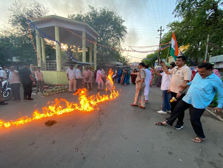 Two media persons were burnt during the burning of the effigy of the ...