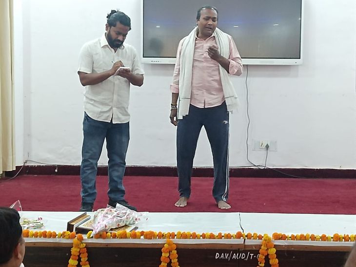 The play 'Atmahatya' was staged in Lucknow