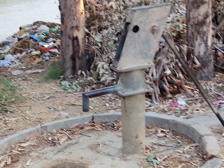 Hand pump out of order for years in Lalpur | लालपुर में वर्षों से खराब ...